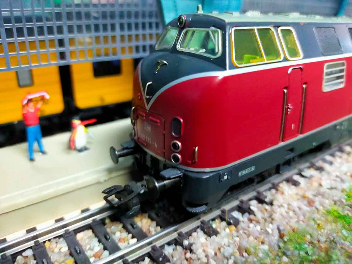 BR 221 127-4 (Märklin 3782) - Modellbahn-Anlage.de